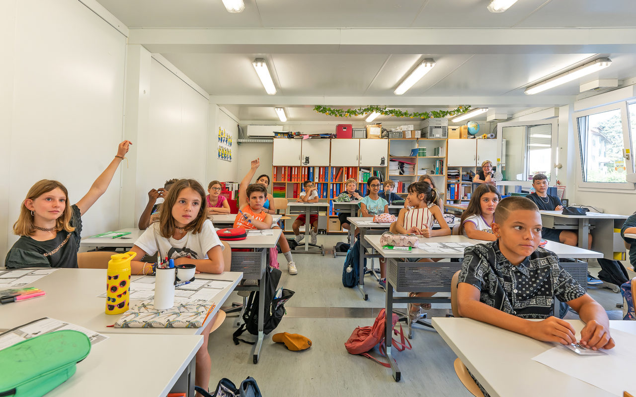 L’école en containers, une nouvelle normalité en Suisse romande